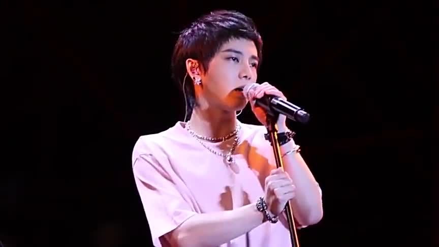 华晨宇演唱会上唱完歌曲,微笑转身帅到相机都模糊!