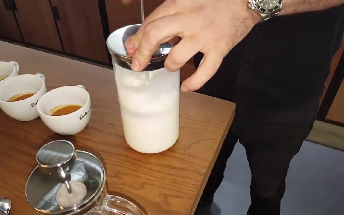 【咖啡】法压壶也可以打出绵密奶泡?大师演示给你看!How to make ...