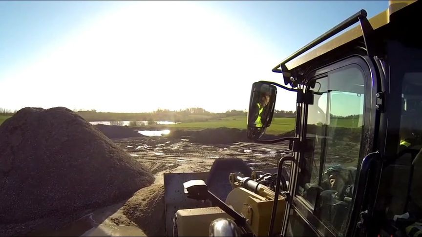 猫980M装载机清理表土,填充POWERSCREEN 1400筛选机