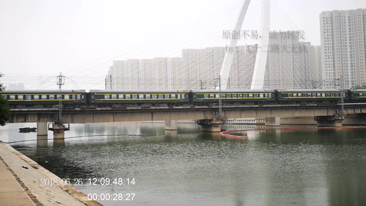 京沪线天津子牙河大桥,从天津西站开来的k188次火车通过大桥