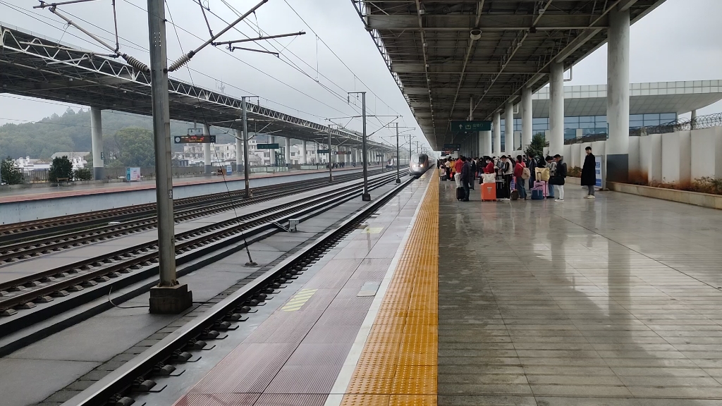 ...有限公司广州动车段长沙动车运用所CR400AF-Z-2261耒阳西站进站