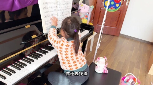 宝宝模仿姐姐弹琴,动作有模有样一气呵成,妈妈爆笑:太能装啦