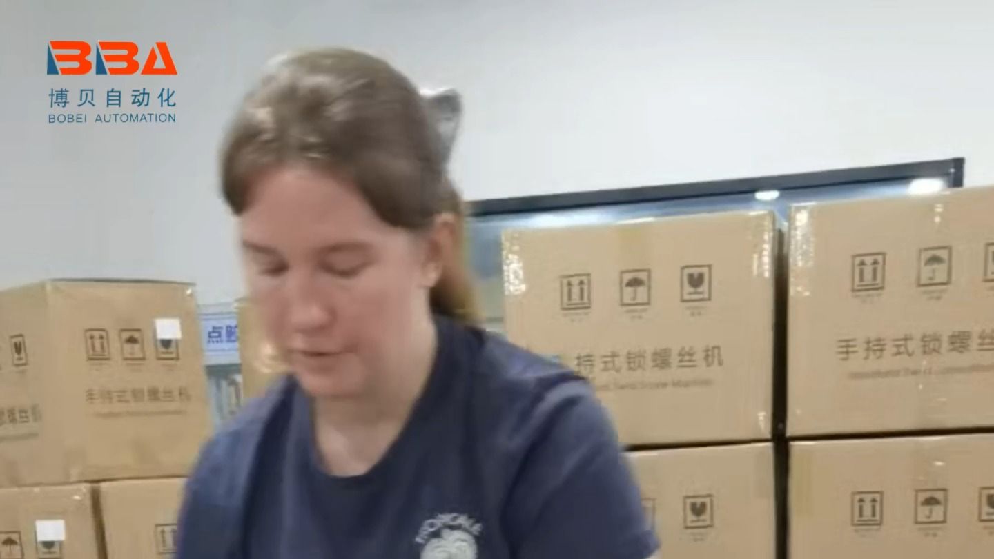 娜塔莎来公司出差忙碌的一天~ 生产车间现场 手持螺丝机 自动化设备 ...