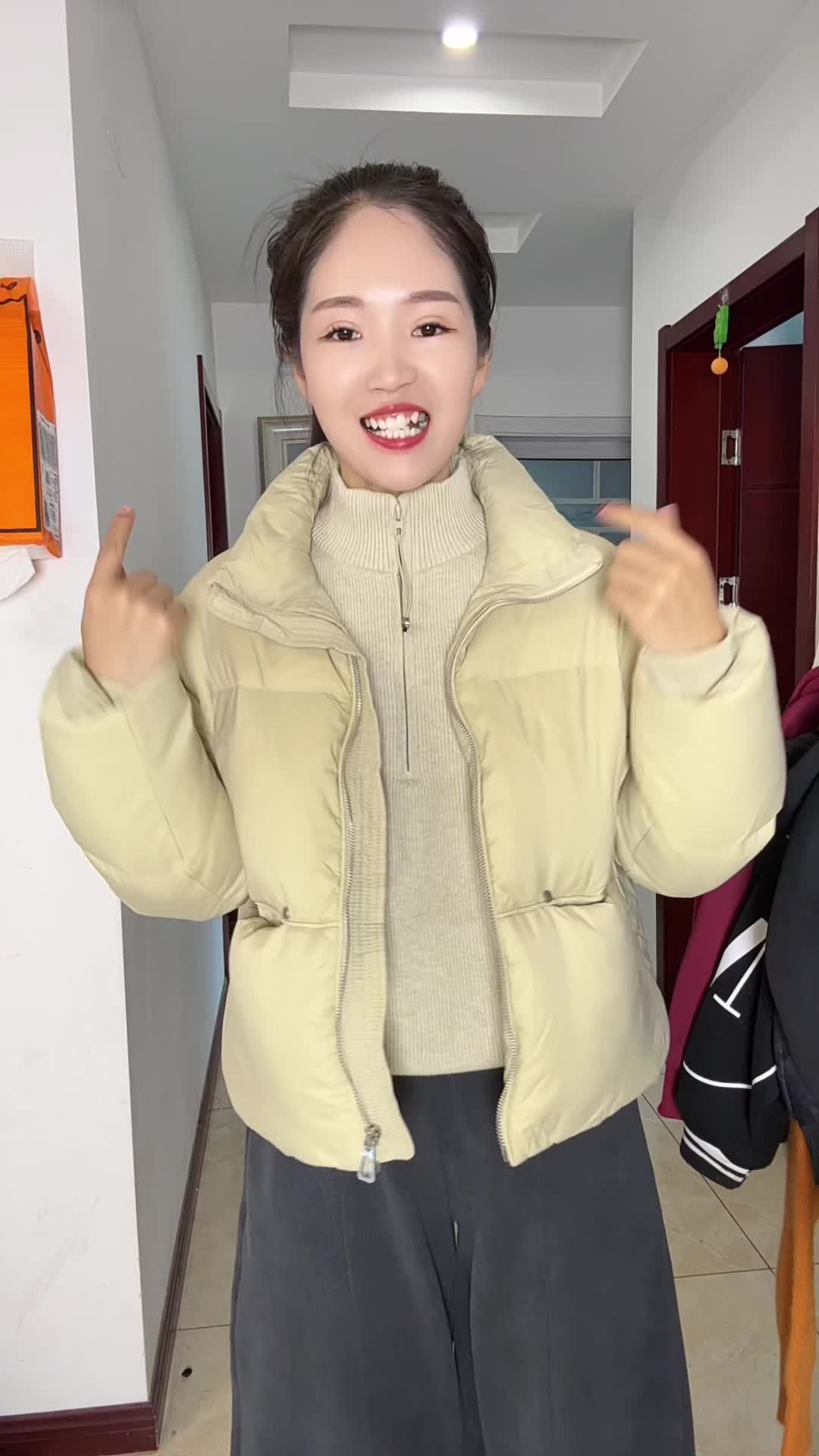 这个羽绒服价格真的是划算,三个颜色都好看,居然只要139.9一件,大家...