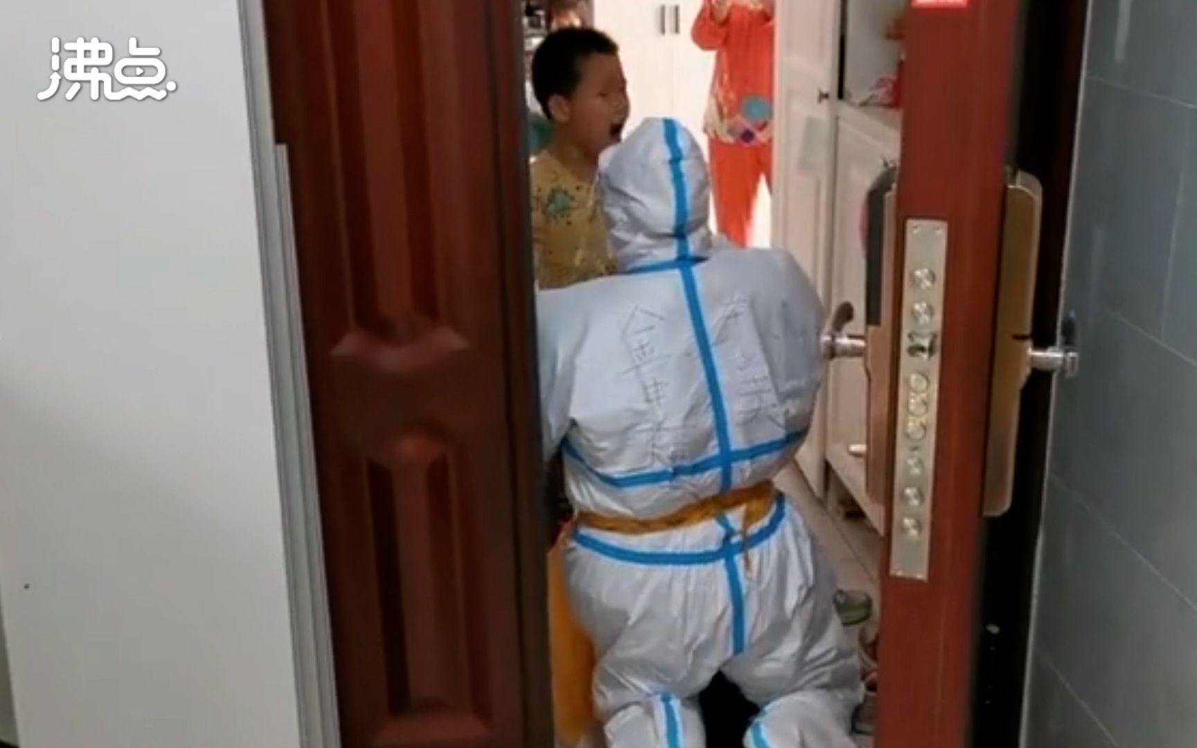 护士跪下做核酸检测被质疑 医生:穿太厚不便蹲下采样 并非摆拍