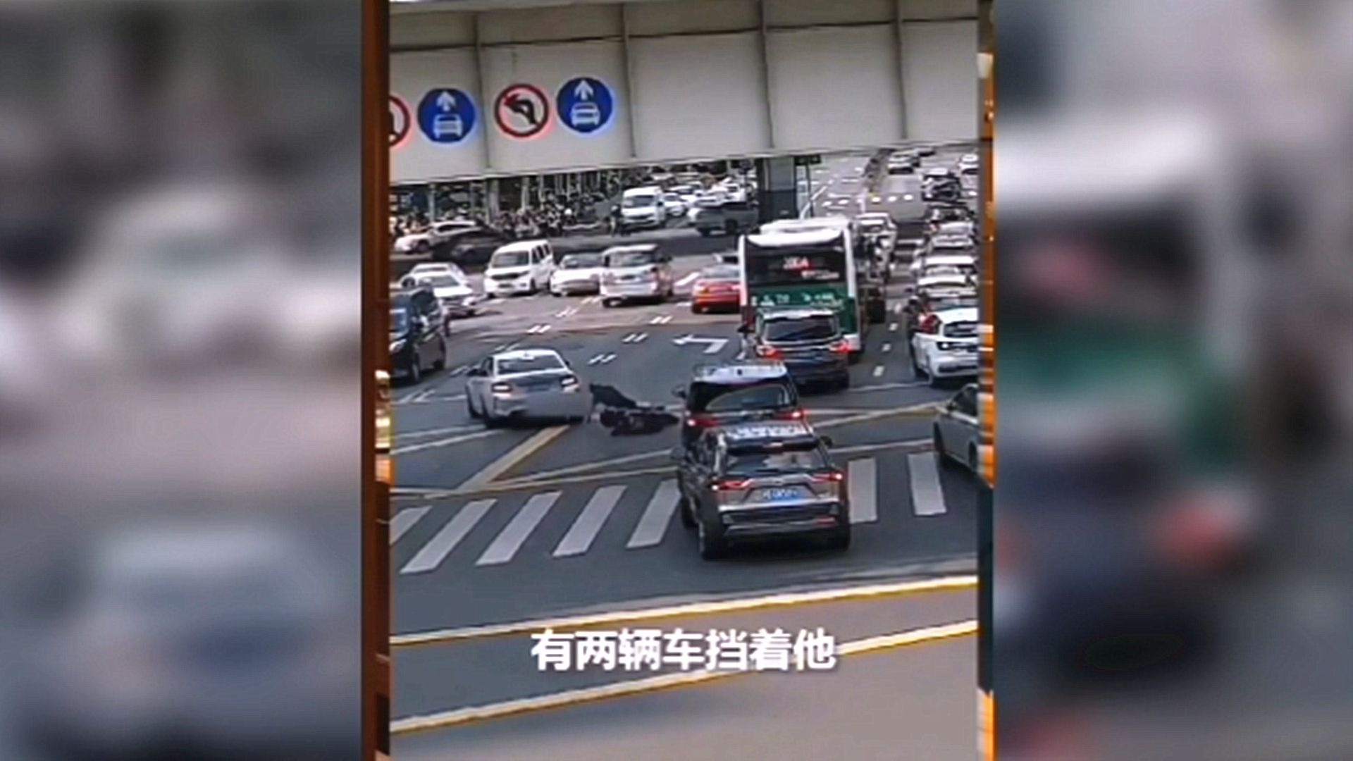 ...之自信!大爷“鬼探头”被撞,理直气壮怼交警:千错万错,机动车不该撞人