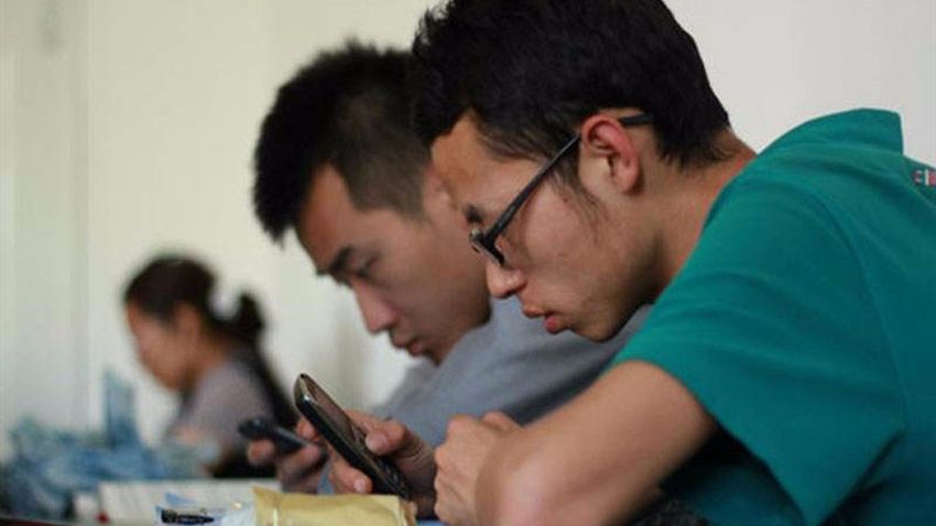 很多大学生上课玩手机,985和211的学校也这样吗?