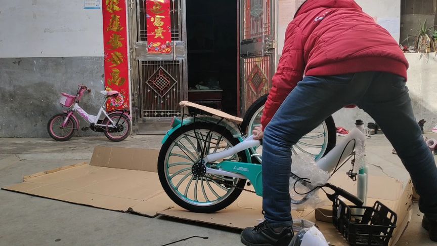 在网上买了一辆凤凰自行车,自己动手安装,车子质量不错!