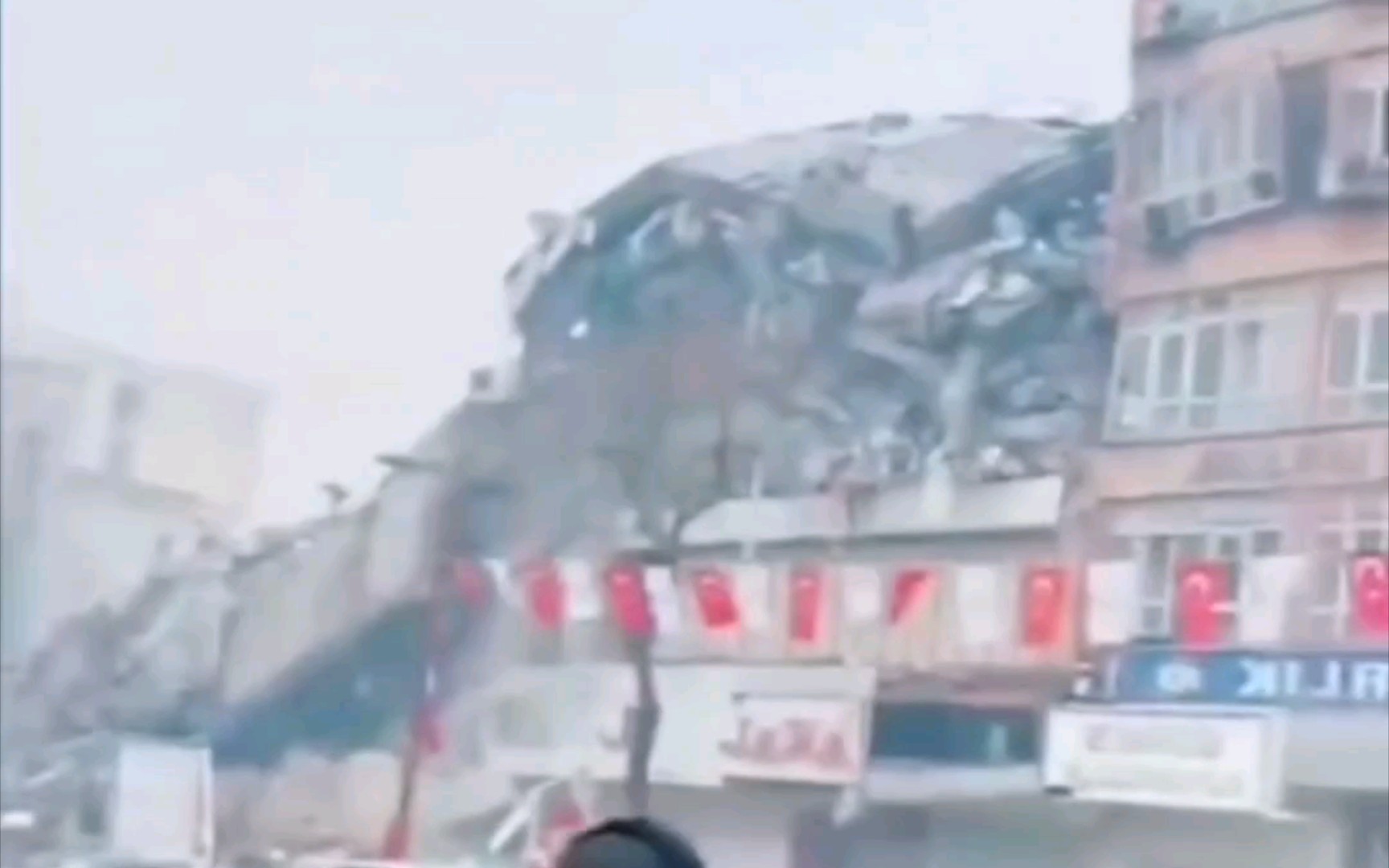 土耳其地震实录惊险瞬间!