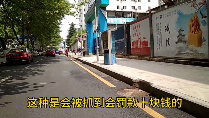 电瓶车走人行道?小伙带你看看,贵阳人行道和非机动车道的区别,