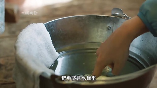 手指能冒出火焰的女孩,竟爱上了眼睛里能流出石油的男孩