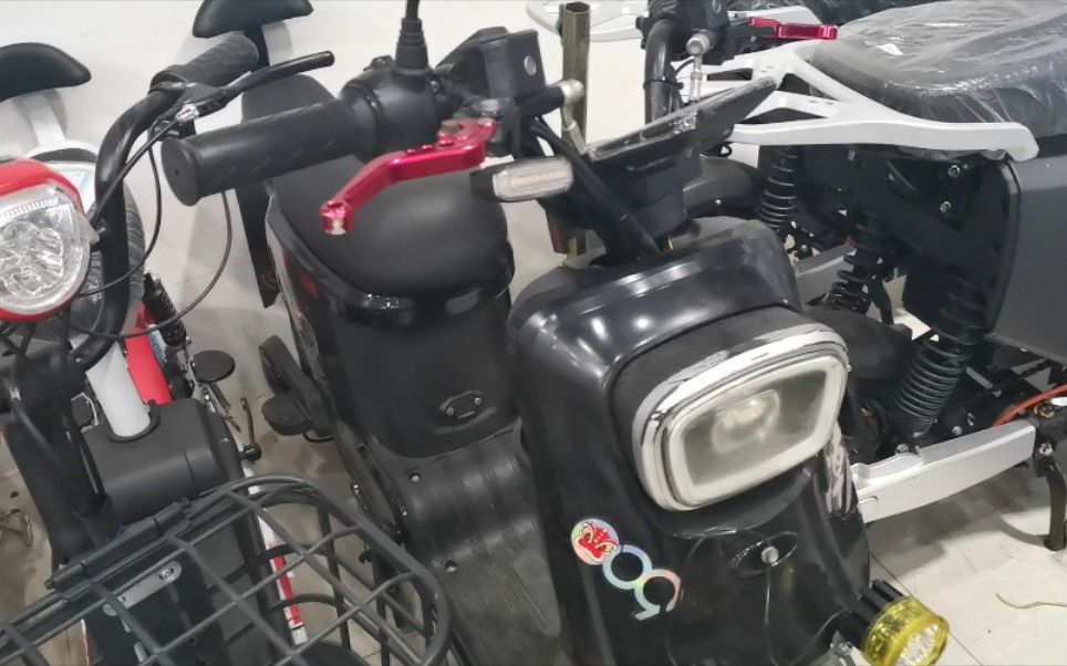 小伙准备买一辆二手外卖电动车,车架就要950块,锂电池要2000!