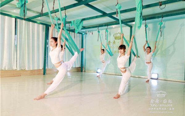 空中瑜伽 郑州瑜伽教练培训鑫舞国际舞蹈培训总部瑜伽教练班学员