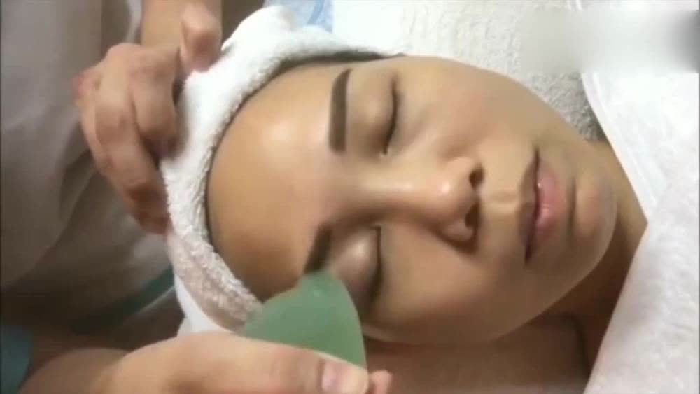 教你正确的眼部护理,淡化黑眼圈,细纹,改善眼周.