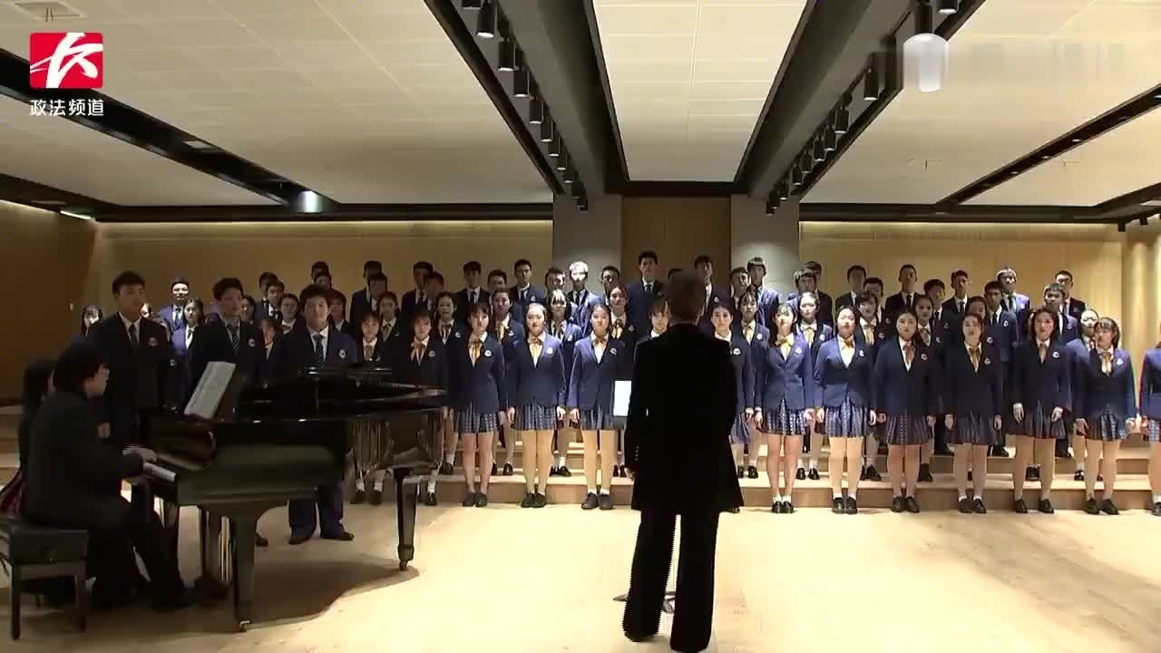 .们也来献礼了!中学生合唱唱少年壮志不言愁,.