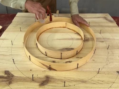 民间手艺人匠心制作花式木桌的巧妙方式