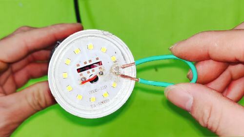 因为一个灯珠坏了,就把整个LED灯扔掉太可惜了,修好其实很简单