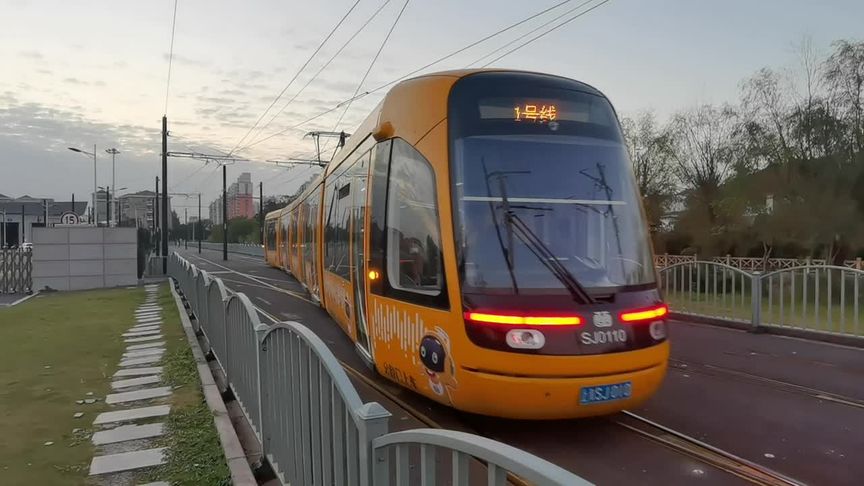 松江有轨电车1号线,终点站新桥火车站发车