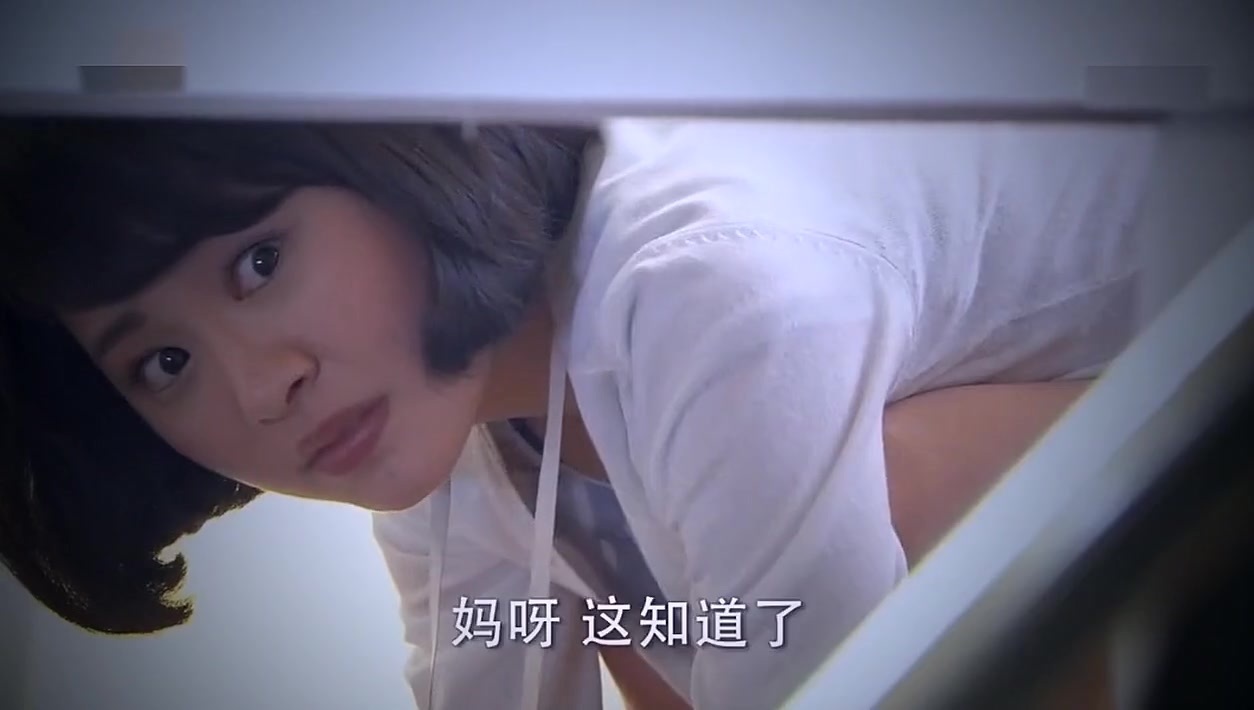 会议室开会,美女弯腰捡桌下的笔记本,却发现上司秘密