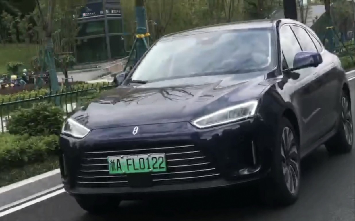 华为问界M5,杭州街头 小绿偶遇小蓝!