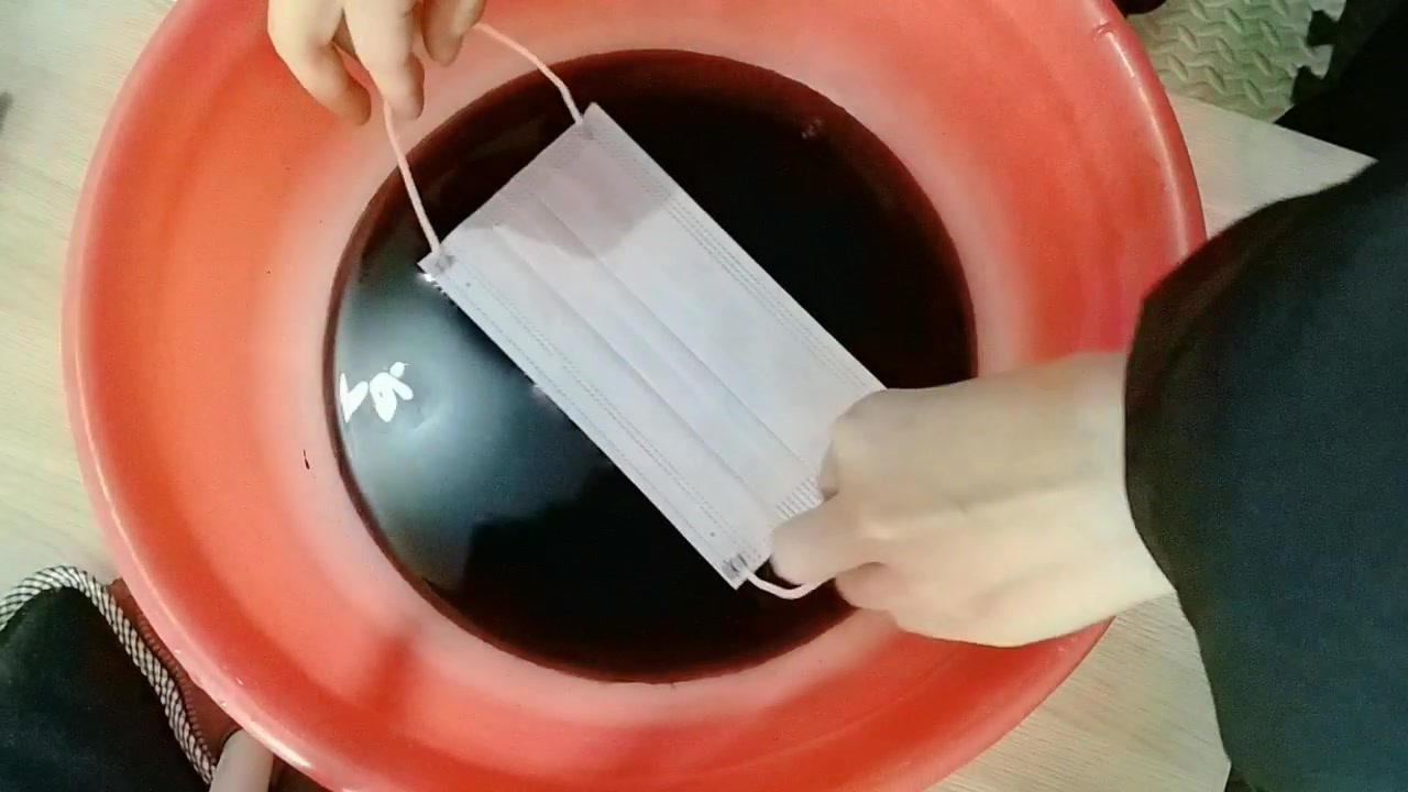 网友说:一次性医用口罩戴了也没用?超强防水试验:啪啪打脸!