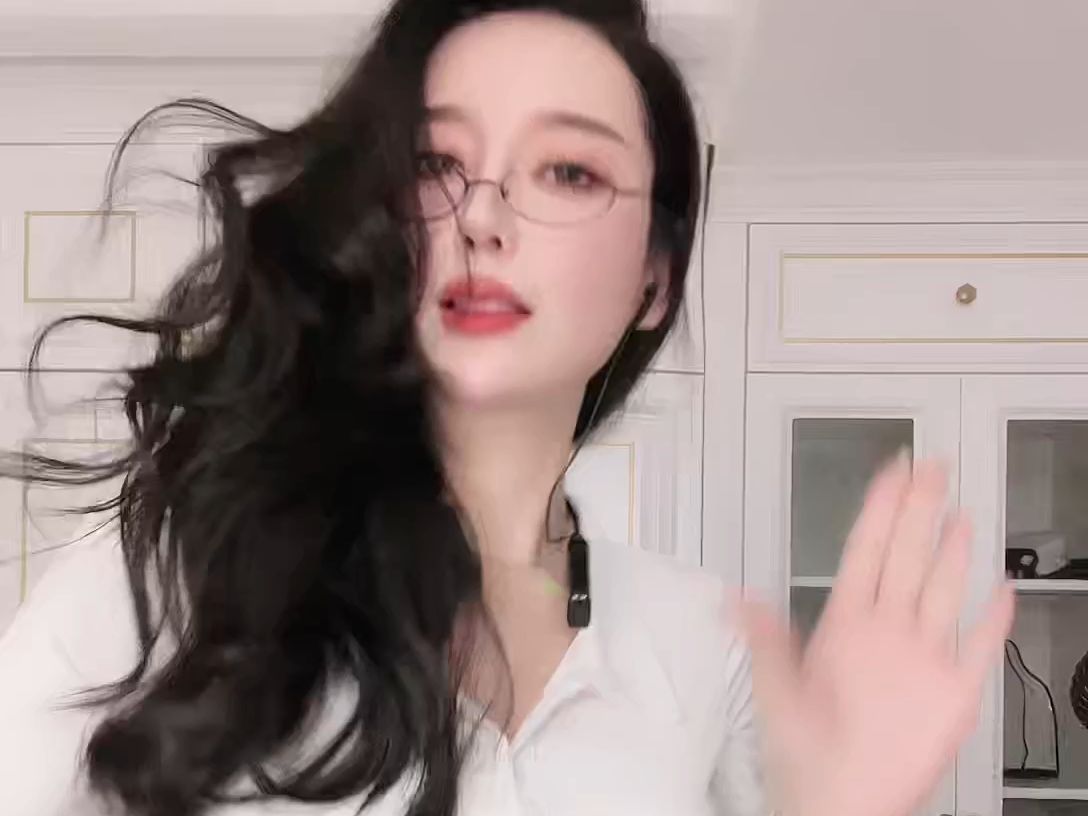 ... 花椒朵妃 抖音朵妃DuoFFei 2022-12-30抖音时期擦玻璃舞蹈-花椒...