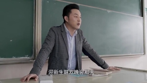 班主任和女学生跳舞的视频,被学生放在了网上,班主任的反应亮了