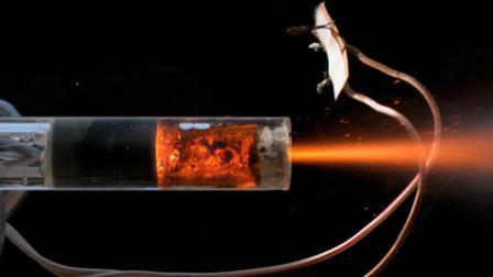 国外小伙脑洞大开, 自制透明"火箭助推器", 看完涨见识了!