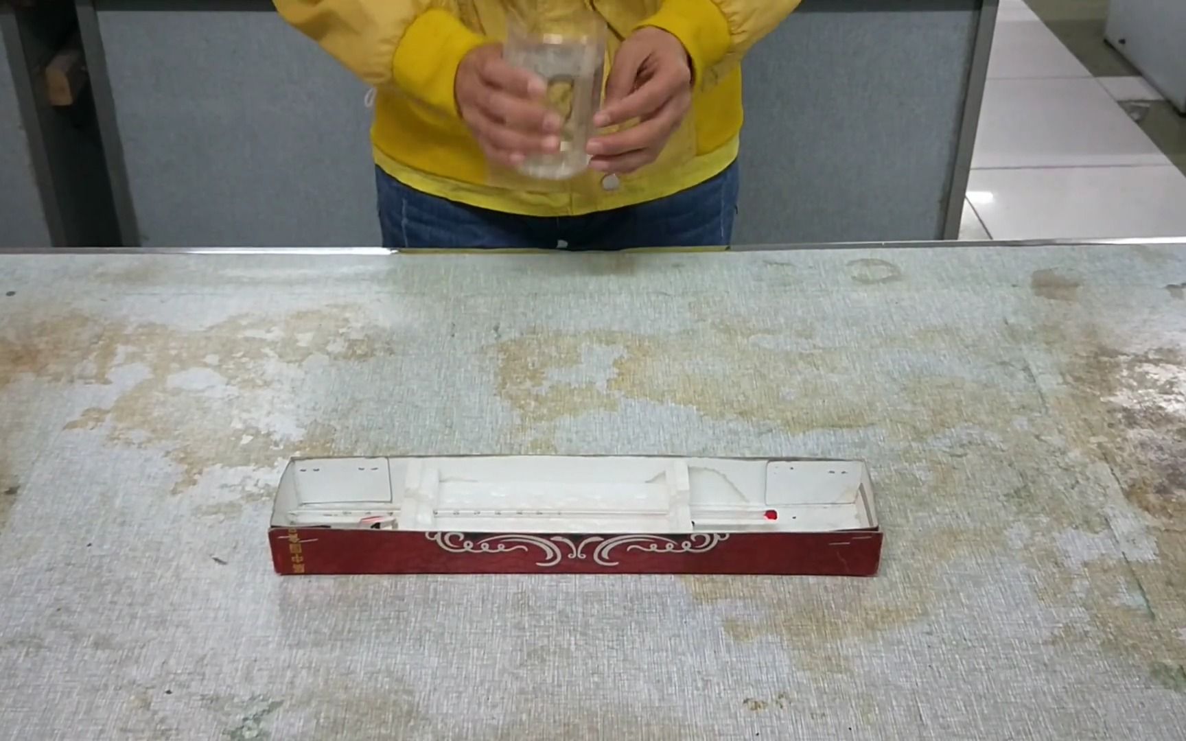用常见温度计测热水的温度