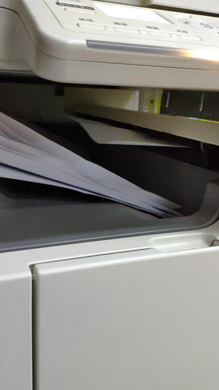 问下打印机出纸出来不平整是什么原因!