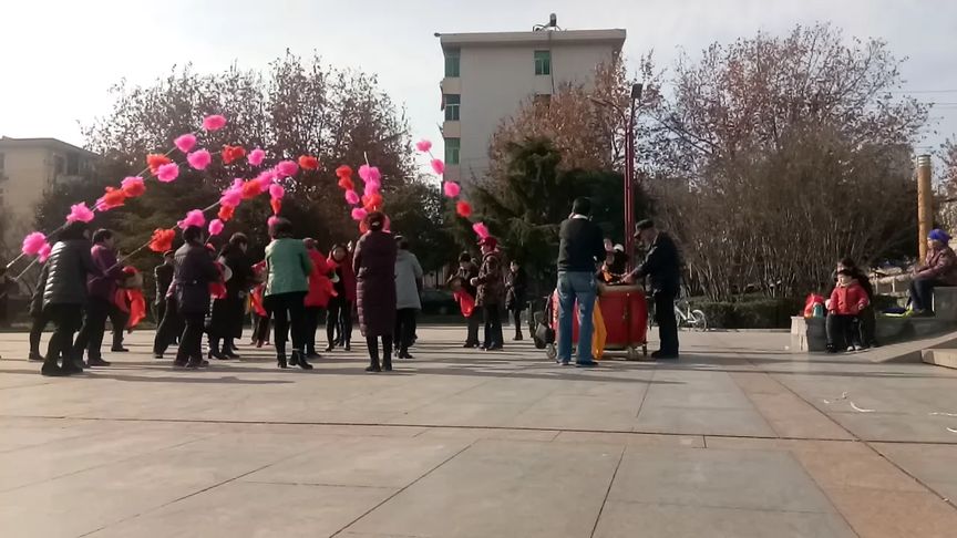 咚咚锵,咚咚锵。