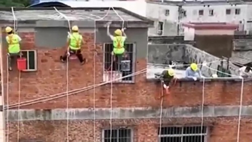 现在还有这样贴外墙的,一点安全意识都没有,福建网友:脚手架都不舍得...