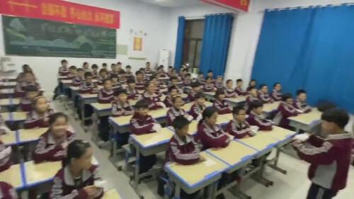 90后老师调动课堂气氛有办法,正上课就开始"跳舞"了