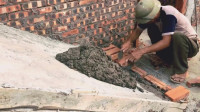 看越南农民是怎样在斜坡上砌楼梯的,这手艺可以收徒弟了