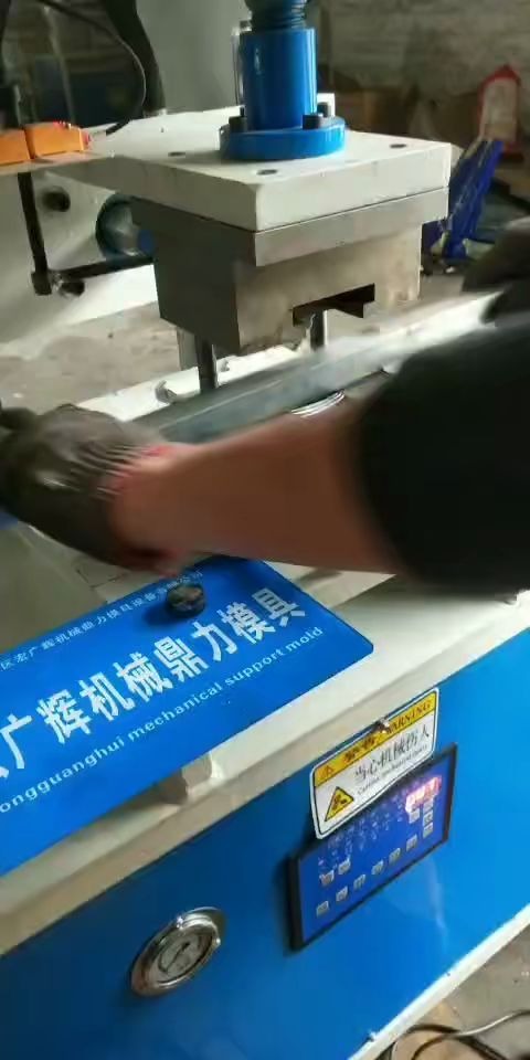 25方冲45度角带8.0圆孔折弯90度角机器角铁切断模具不锈钢方管冲角机