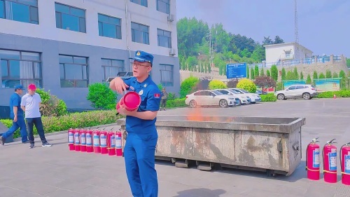 干粉灭火器:灭火神器,一喷就灭!