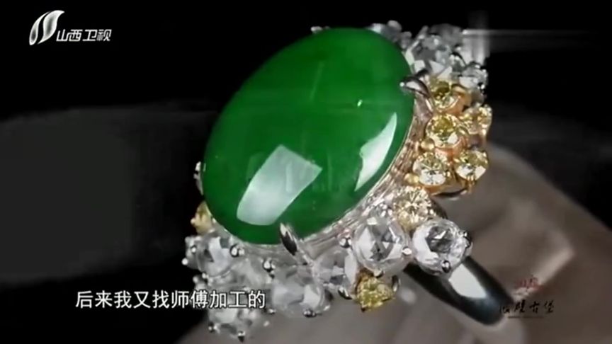 大妈带个翡翠戒指鉴定,镶满了钻石,听了专家估价激动了