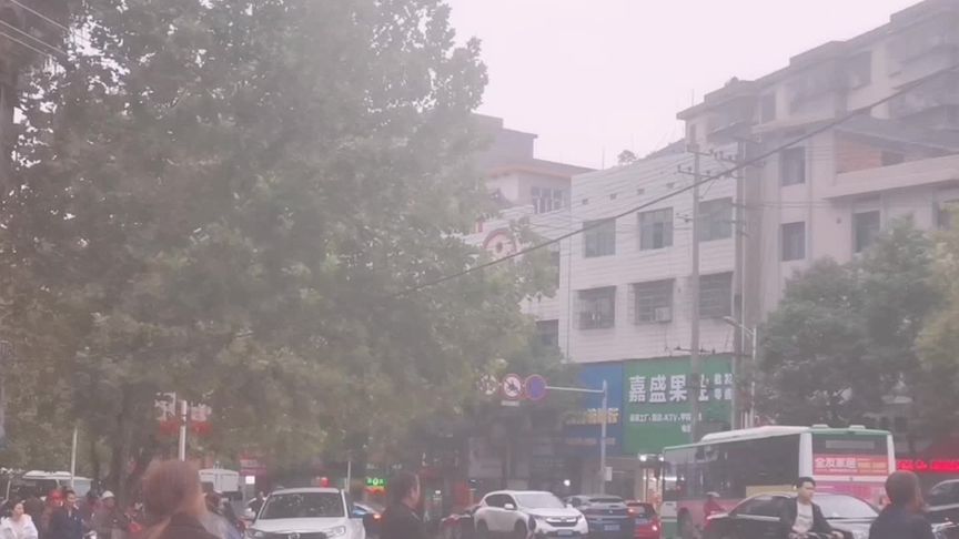 正好放学时间#学校门口 #安全出行