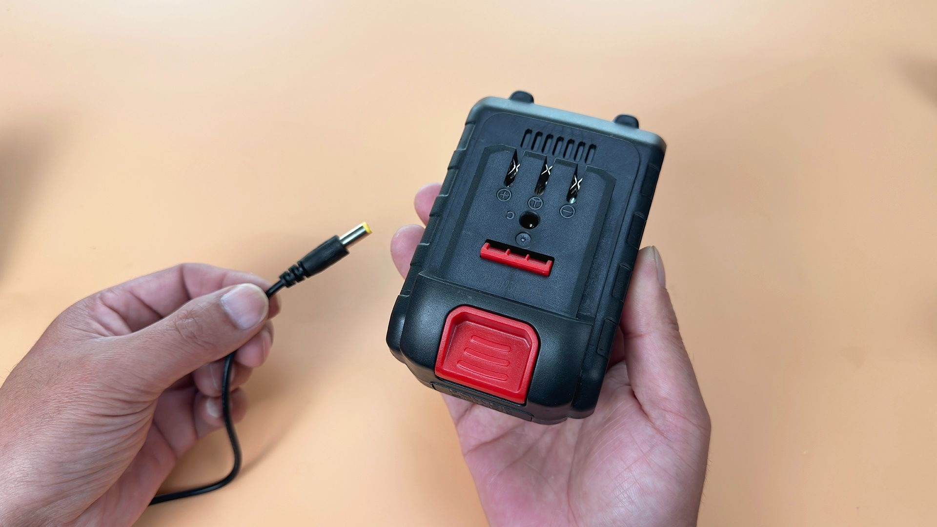 手电钻电池充不进电?教你一招,1分钟就能解决,不用花钱买新的