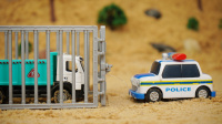 工程车玩具动画 第10集 绿色大货车,警车,汽车,红绿灯,消防车