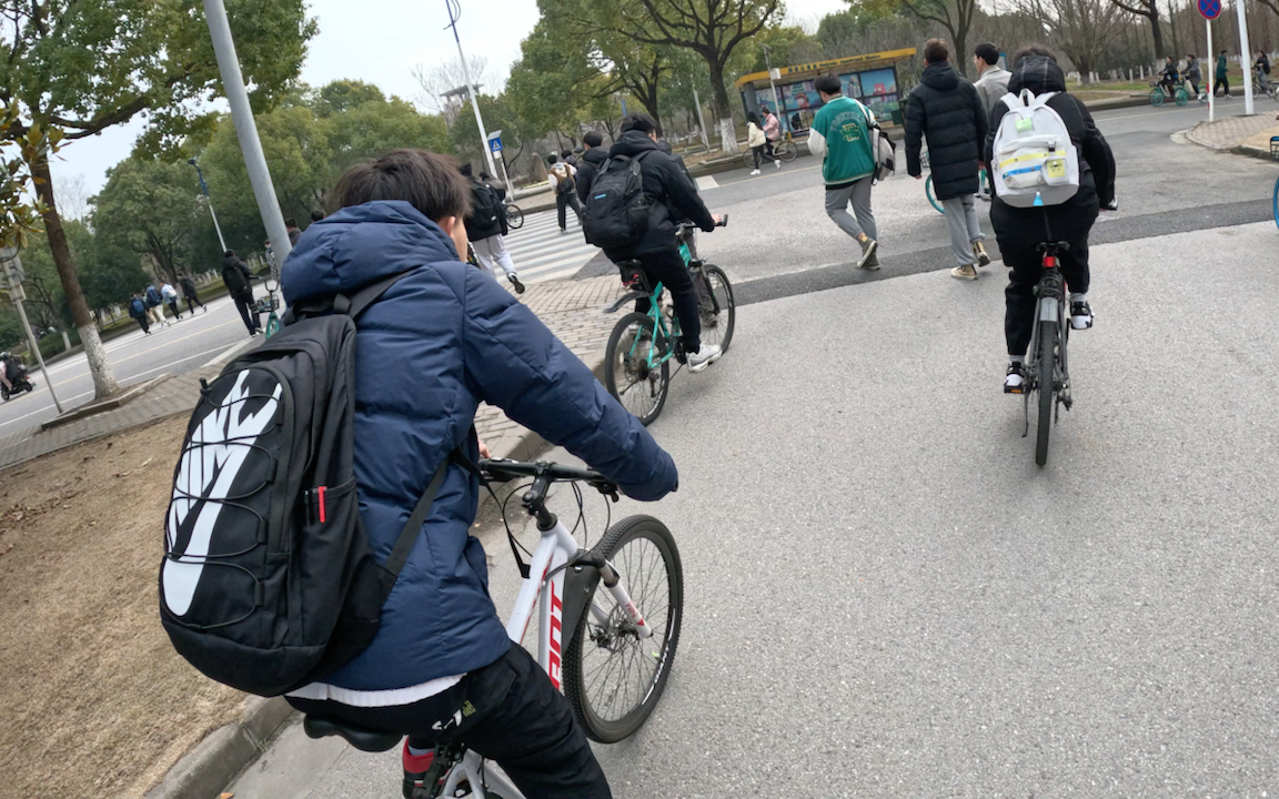 江南大学第一位用漂移板上下学的学生