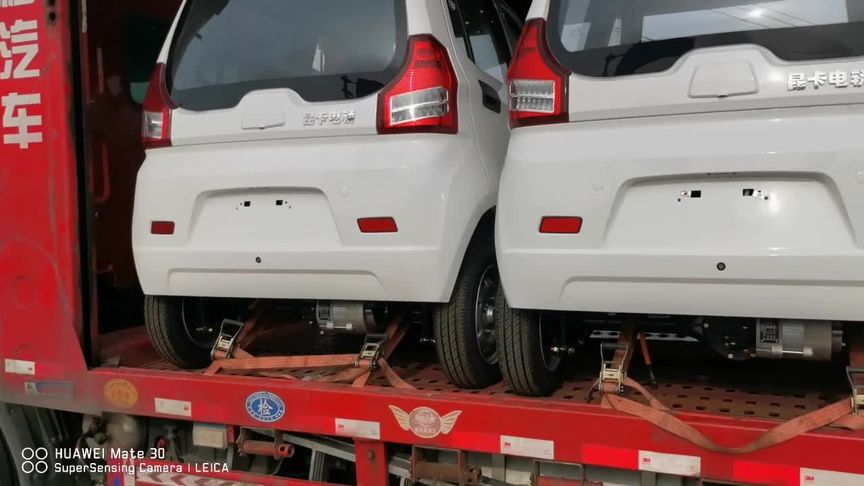 昆卡电动三轮汽车到货。防侧翻时速6码能上牌真正轿车工艺出品