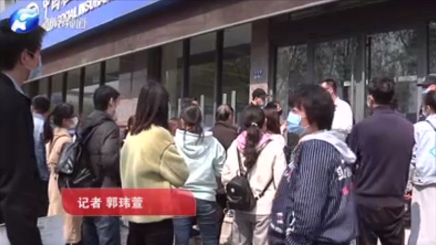 郑州政务服务办事大厅开办业务:急办社保排长队 现场应急解难题