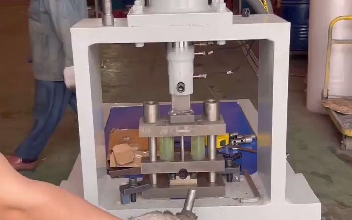 圆管冲双孔一次成型圆管切弧口模具