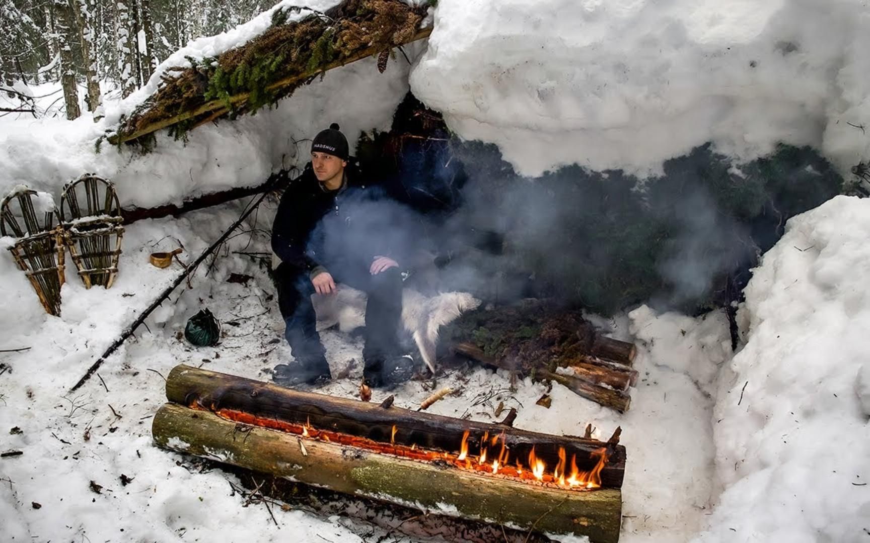野外求生,男子零下30度负重50公斤雪山求生存,用妙招度过极寒的夜晚