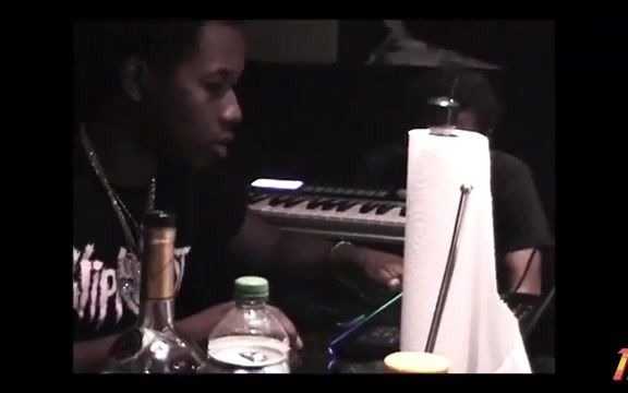 【ߔ� or ߒ�?】制作人 ATL Jacob 分享了一段录音室 Session 的视频