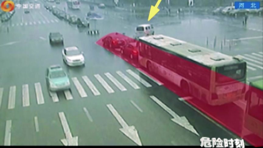 电动车带人走捷径,不料坑了自己还害了别人!这下撞的真疼