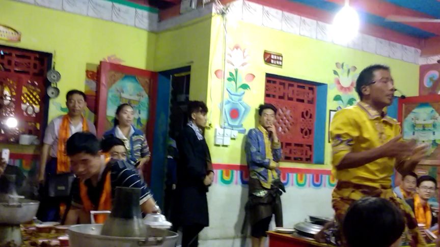 藏族人民欢歌载舞,美食美酒欢迎游客,全国各民族一家亲。