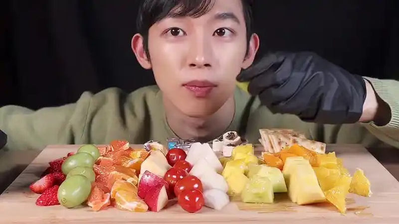 韩国小哥水果吃秀,大家也要多吃水果呀水果自由 每日美食分享