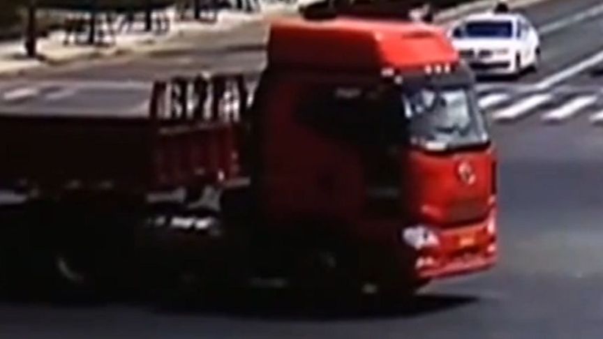 广西贺州一重型货车与电动三轮车碰撞,造成3人死亡